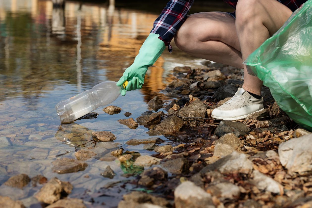 Principalele râuri și lacuri din România sunt poluate cu microplastic
